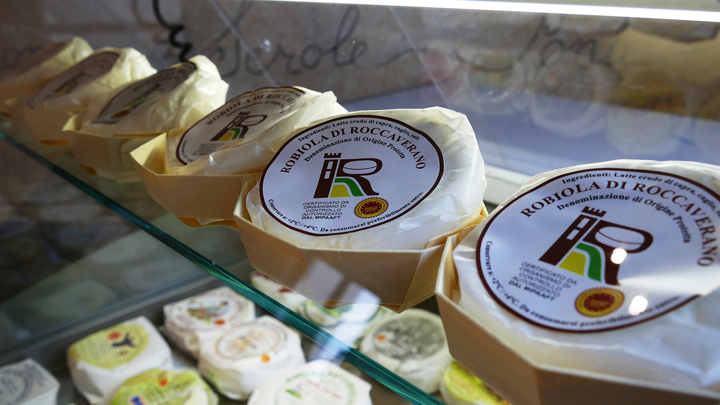 La produzione della Robiola di Roccaverano DOP nelle langhe astigiane